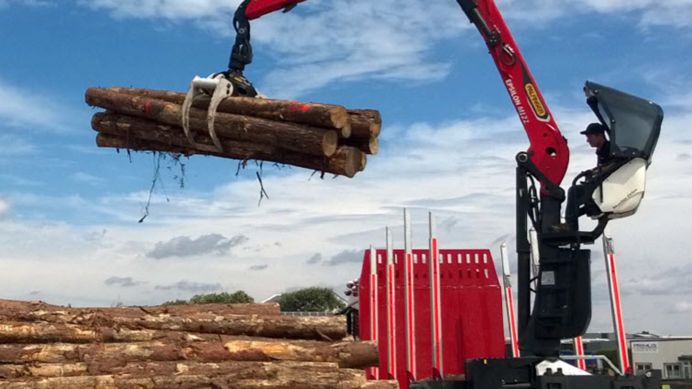 Gripping and lifting – the first independent crane test for timber ...
